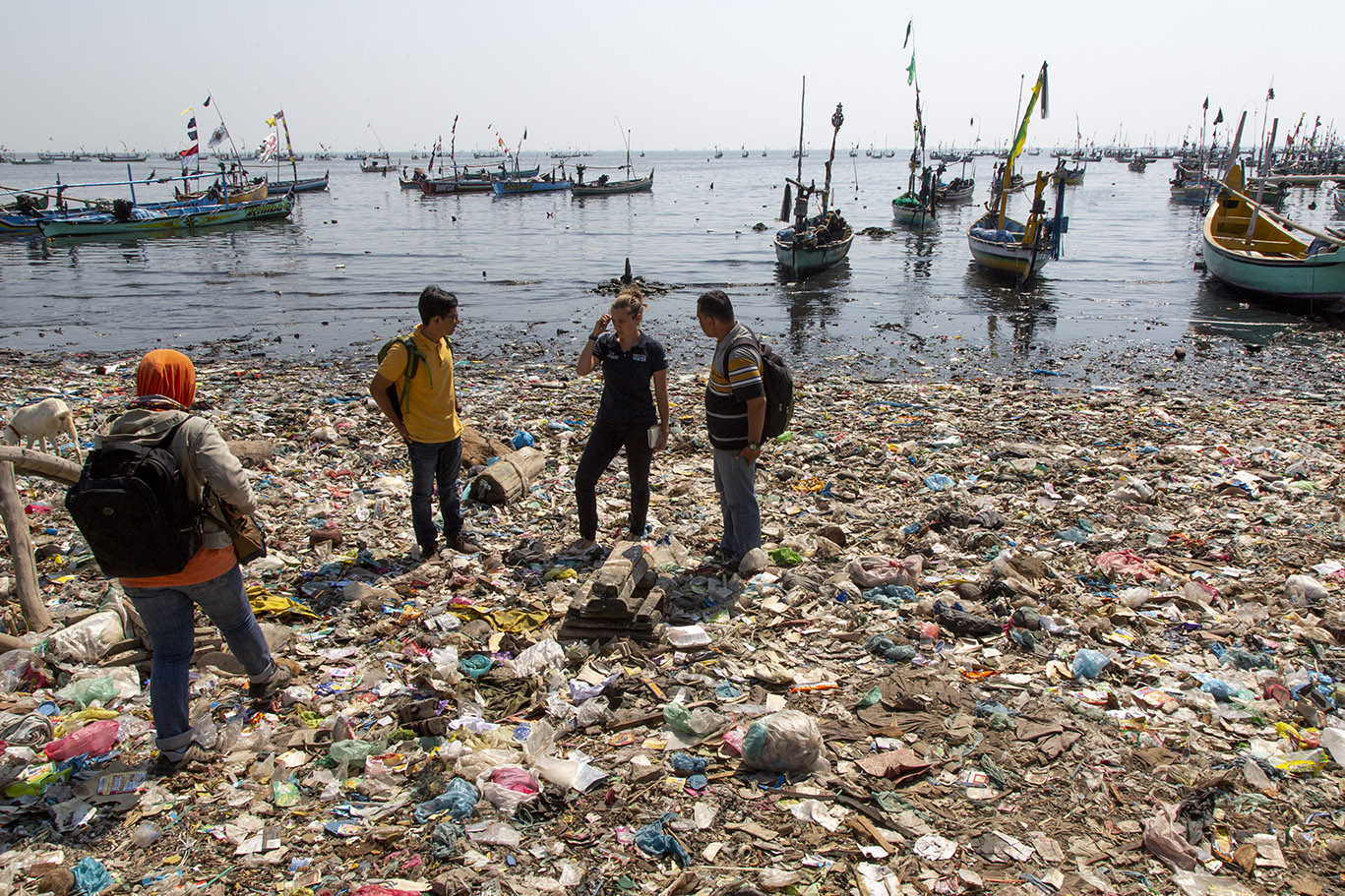 Indonesia rolls up its sleeves to fight plastic pollution - Race For Water